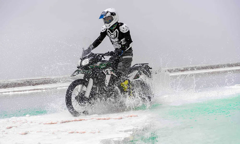 Voge 300 Rally: Ένα πραγματικό On/Off - Moto & Bike TV