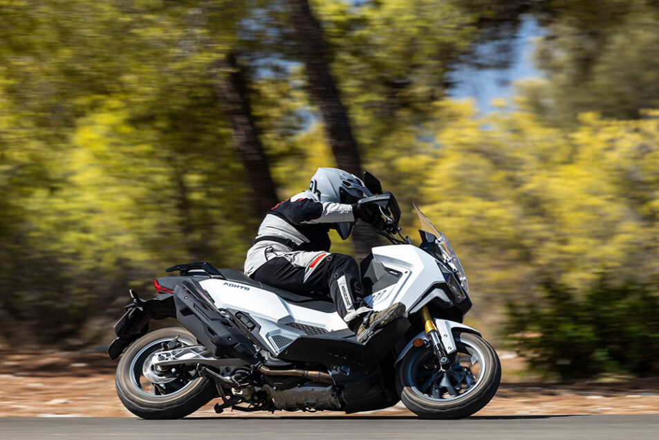 SYM ADX 400 TG: Πρώτη επαφή στη χώρα μας - Moto & Bike TV